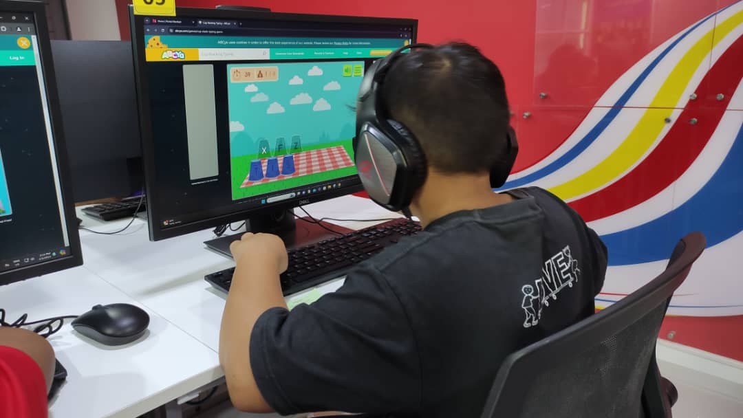 KELAS ICT SESI 1 : CUP STACKING TYPING – NADI Kg Peninjau Baru